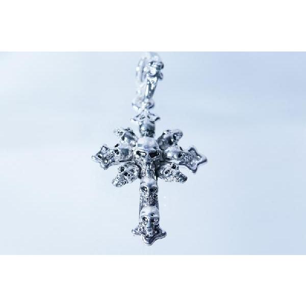 ◆商品のサイズ◆　バチカン+約14mm　縦約44mm　横約30mm　厚さ約3mm　重さ約11.9g　◆素材◆合金 純銀コーティング◆商品のコメント◆　アームの先端部分を百合の花で模ったクロスフローリー(Cross flory)と呼ばれる十字...