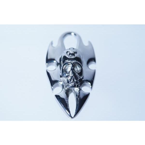 ◆商品のサイズ◆　縦約32mm　横約16mm　厚さ約10mm　重さ約9.5g　◆素材◆ステンレス◆商品のコメント◆　やや面長のスカルと２つのダガーナイフを組み合わせた凶器系ネックレスです。スカルの被ったヘルメットには鉄十字と呼ばれるクロスパ...