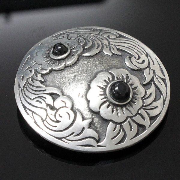 商品名：コンチョサイズ(約)：4.0cm×4.0cm 厚み1.0cm素材：メタルファッションラボ fashion-labo備考 一部仕様が変わる場合がございます。 完全手作りですので製造の段階でコキズ、汚れ、焼けがある場合がございます。 実...