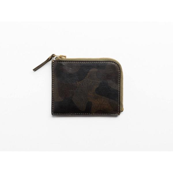 中央の小銭入れを境に、お札を2つ折りで収納できるコンパクトなショートウォレット。Lファスナータイプで、お札や小銭、カード等をスマートに収納できます。単体でもカードケースやパスケースとして使うことができるカードホルダーが付属。ポケットに入れて...