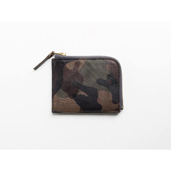 中央の小銭入れを境に、お札を2つ折りで収納できるコンパクトなショートウォレット。Lファスナータイプで、お札や小銭、カード等をスマートに収納できます。単体でもカードケースやパスケースとして使うことができるカードホルダーが付属。ポケットに入れて...