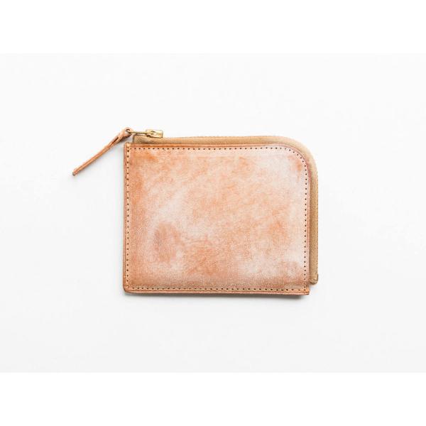 中央の小銭入れを境に、お札を2つ折りで収納できるコンパクトなショートウォレット。Lファスナータイプで、お札や小銭、カード等をスマートに収納できます。単体でもカードケースやパスケースとして使うことができるカードホルダーが付属。ポケットに入れて...