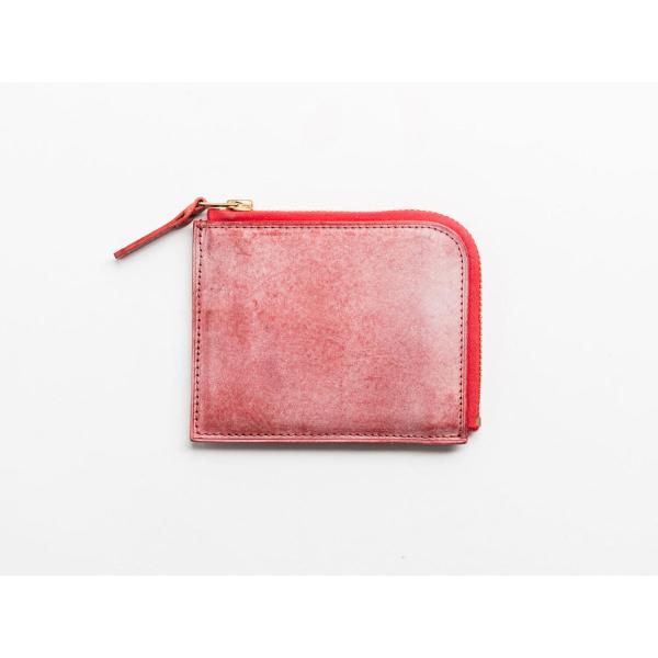 中央の小銭入れを境に、お札を2つ折りで収納できるコンパクトなショートウォレット。Lファスナータイプで、お札や小銭、カード等をスマートに収納できます。単体でもカードケースやパスケースとして使うことができるカードホルダーが付属。ポケットに入れて...