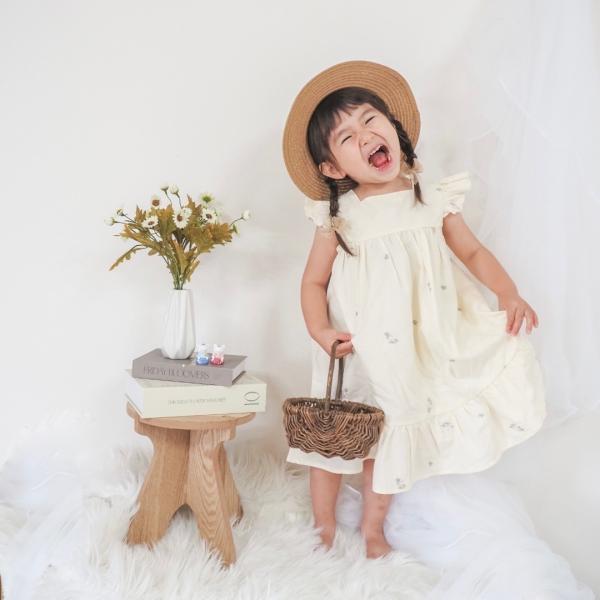 ≪ 小花フリルスリーブワンピース ≫jennybebe淡いピンクのお花の刺繍が可愛らしいワンピース肩と裾部分はフリルデザインになっていますボタンがあるので着脱もしやすく、前後どちらでも着用できる2way仕様?ロンパースタイプもあるので姉妹、...