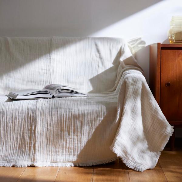 包み込まれるようなふんわり感と、通気性・保温性に優れた6重ガーゼ仕様のリネンケットは、綿と麻の絶妙なコンビネーションで作られ、四季を問わず快適に使えます。麻の涼やかな肌触りと綿の柔らかさが、季節ごとの温度差にも対応できる理想的なバランスを実...