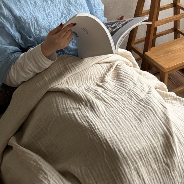 包み込まれるようなふんわり感と、通気性・保温性に優れた6重ガーゼ仕様のリネンケットは、綿と麻の絶妙なコンビネーションで作られ、四季を問わず快適に使えます。麻の涼やかな肌触りと綿の柔らかさが、季節ごとの温度差にも対応できる理想的なバランスを実...