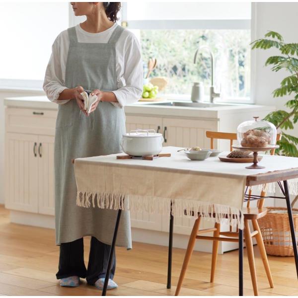 手紡ぎ手織りのカディで作られた風合い豊かなエプロン。シンプルでナチュラルなデザインは、料理や家事、ガーデニングシーンなど幅広くご使用いただけます。経糸と横糸の色が異なるシャンブレーで織り上げ、シャンブレー特有の色の奥行きによって微妙な表情を...