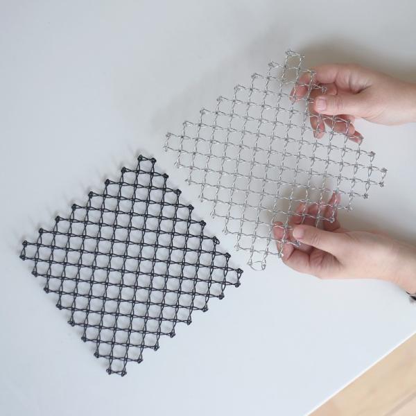 CINQ(サンク)  ワイヤー鍋敷き シルバー　ブラックご自宅用の他、キャンプやアウトドアでも使える人気アイテム※メール便は１点のみ可能です。サイズ：　横 155 × 縦 155 mm × 高さ 13 mm素材：　ステンレス<br&g...