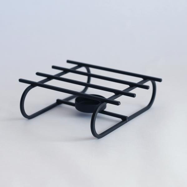 【発売日：2022年09月05日】シンプルなアイアン製のポットウォーマーティーライトキャンドルをセットして、ティーポットの温めや、チーズフォンデュ、お鍋の温めなどに使えるアイアン製のポットウォーマー。スウェーデンのメーカーが作っており、装飾...