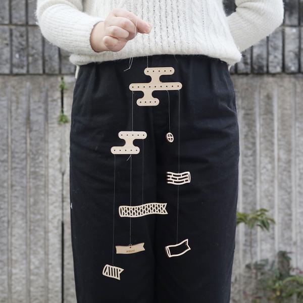 sukima  KOINOBORI mobile / こいのぼりモビール 木製 モビール■Detailアガチスなどの天然木、テグスコイ大　横幅 x 高さ x 厚さ：約95mm x 23mm x 3mmコイ中　横幅 x 高さ x 厚さ：約65...