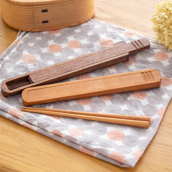 ●兵庫県丹波市で木のカトラリーや家具などを制作している、難波行秀さん手作りの木のアイテム。試行錯誤を繰り返し、使い心地にこだわったひと品です。●お弁当にちょうどいい、コンパクトなサイズの木のお箸と箸箱のセットです。●お箸は持ちやすい丸箸。箸...