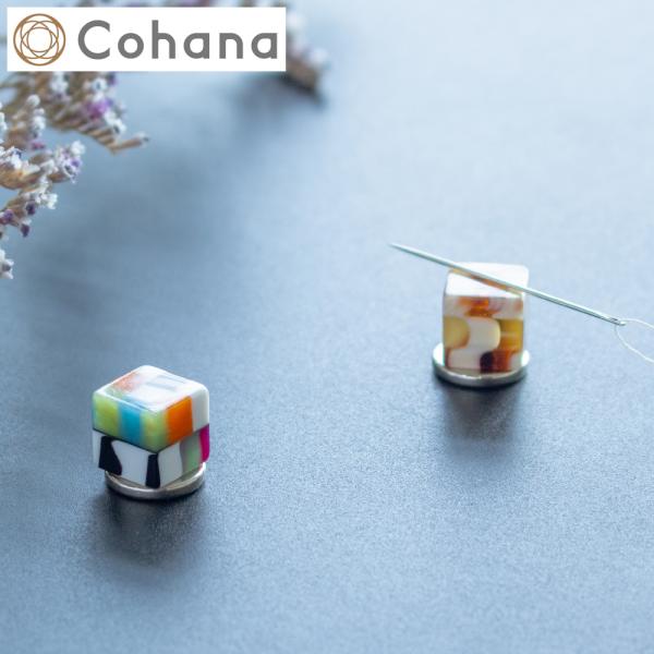 ●めがねのまち福井県鯖江市の素材と匠の技からうまれた宝石のようなニードルマインダーです。●内蔵された磁石が、針をしっかりキャッチします。刺しゅう途中などの針休めとしてお使いいただけます。●付属の磁石を刺しゅう枠内の刺しゅう 布に挟んで使えば...