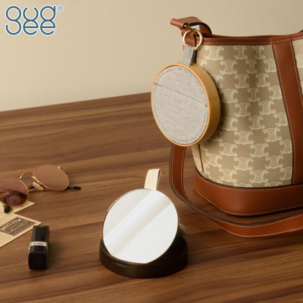 ●竹×布の組み合わせがおしゃれなラウンド型のコンパクトミラー。●片手でもしっかりと持てるサイズ感。身だしなみをちょっと確認したい時にほどよい大きさです。●竹の自然な風合いが、上品で洗練された雰囲気を演出。軽くて丈夫な上、環境に優しいサステナ...