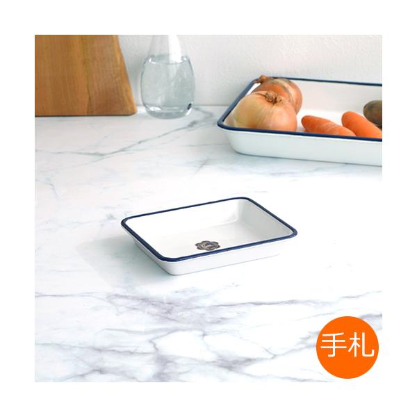 ●老舗琺瑯メーカー『野田琺瑯』の職人の手作業によって、一つ一つ丁寧に作られている「月兎印」の琺瑯バット。乳白色がかったやさしい白にネイビーのラインがどことなくレトロで懐かしいキッチンツールです。●ガラス質の琺瑯は、プラスチックに比べ色や匂い...
