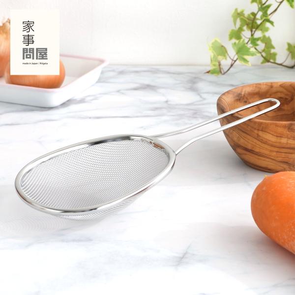 ●茹で野菜や麺類を一度にさっとすくえる、家事問屋の「 オーバルすくいザル」。●小さい鍋にも対応できるコンパクトサイズです。●鍋の側面や底に添いやすいよう先端は平らにして、深さをつけることで食材がすくいやすくなっています。●浅型なので引き出し...