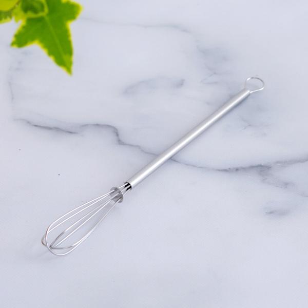 ●卵・合わせ調味料・ドレッシング・ココアなど少量のかき混ぜに便利な家事問屋のミニ泡立て。●ワイヤーが細いステンレス素材なので、小さなボウルや茶碗でも、細かく綺麗に混ぜることができます。●サビにくく、耐熱性に優れた18-8ステンレスを使用し、...