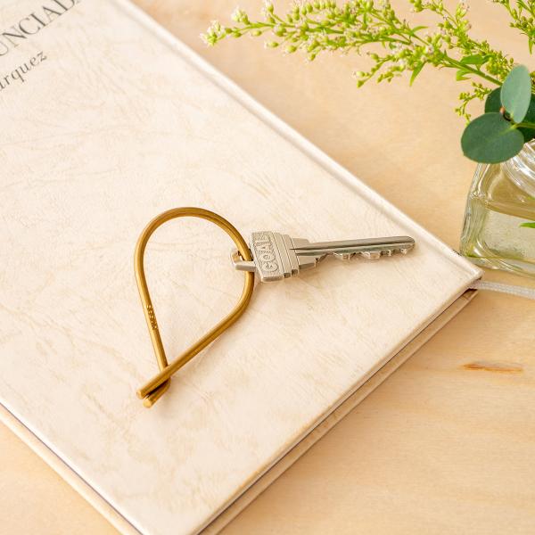 ●1本の真鍮ワイヤーで作られたシンプルなキーリングです。●しずくのような曲線が魅力。●端をひねると鍵の付け外しが簡単にできます。●経年変化を楽しめる真鍮製。●箱入りで、ギフトにもおすすめです。【仕様】●サイズ:約W3.8×H6.7×D0.3...