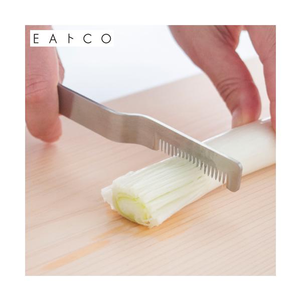 ●キッチンからダイニングへ、ボーダレスに楽しさ、心地よさを演出してくれる道具を創りたいという想いから生まれた「EAトCO」シリーズ。●ネギを手軽に細く切れる白髪ネギ専用の道具です。 ●特別に開発した櫛刃を繊維に沿ってスライド。ネギを回しなが...