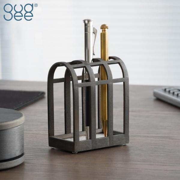 ●ORSON Pen holderは、竹製のアーチ型のペンスタンドです。●ペンを入れるアーチ部分は、9つの穴に分かれているので、ペンや文房具を分けて収納できます。【仕様】●サイズ:約W8.6×D5×H10.4cm●素材:竹、布●生産国:中国...