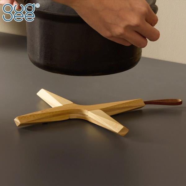 ●RHOMBUS Foldable trivetは、竹製の折りたたみ式の鍋敷きです。●天然の竹で作られており、ナチュラルな素材感が魅力です。●革ひもがついており、フックにかけて保管することもできます。●底部の滑り止めパッドがついているので、...