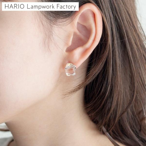 ●老舗耐熱ガラスメーカー「HARIO」の職人がひとつひとつ手作業で作るガラスアクセサリーです。●溶けかけたような氷の美しい透明感と、浮き出るような動きのあるガラスが特徴の「フロート」。●コロンとした少し大きめのモチーフですが、透明なガラスは...