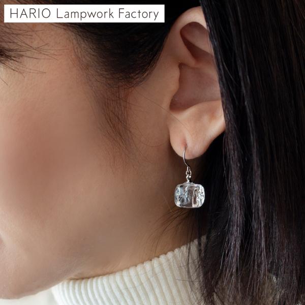 ●老舗耐熱ガラスメーカー「HARIO」の職人がひとつひとつ手作業で作るガラスアクセサリーです。●氷のかけらのような、繊細で透明感あふれる「アイス」は、光を受けてきらめき、耳元に涼しさを添えます。●耳元に寄り添うようになじみ、やわらかな曲線が...