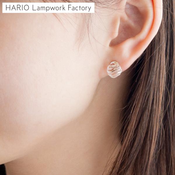 ●老舗耐熱ガラスメーカー「HARIO」の職人がひとつひとつ手作業で作るガラスアクセサリーです。●ころんと丸いチョコレートのようなフォルムのピアス「ウェーブショコラ」。やわらかなウェーブ模様は、ボンボンショコラのガナッシュをイメージしています...
