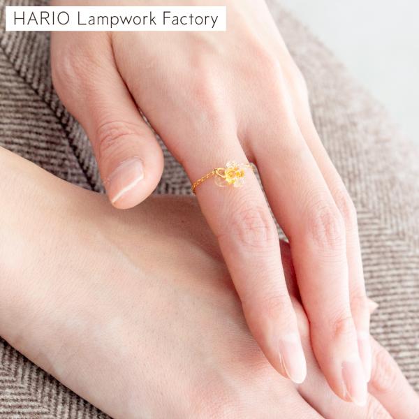 ●老舗耐熱ガラスメーカー「HARIO」の職人がひとつひとつ手作業で作るガラスアクセサリーです。●たわわに実るミモザをモチーフにした限定アクセサリー「ひとふさのミモザ」シリーズのリング。オレンジや黄色の色味が入ったガラスとクリアガラスを組み合...
