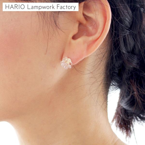 ●老舗耐熱ガラスメーカー「HARIO」の職人がひとつひとつ手作業で作るガラスアクセサリーです。●ミモザのお花をモチーフにしたデザインのピアス「ミモザ」。ころんとした丸いフォルムで春の訪れを感じるような、ふわりとした可憐な輝きが、耳元を華やか...