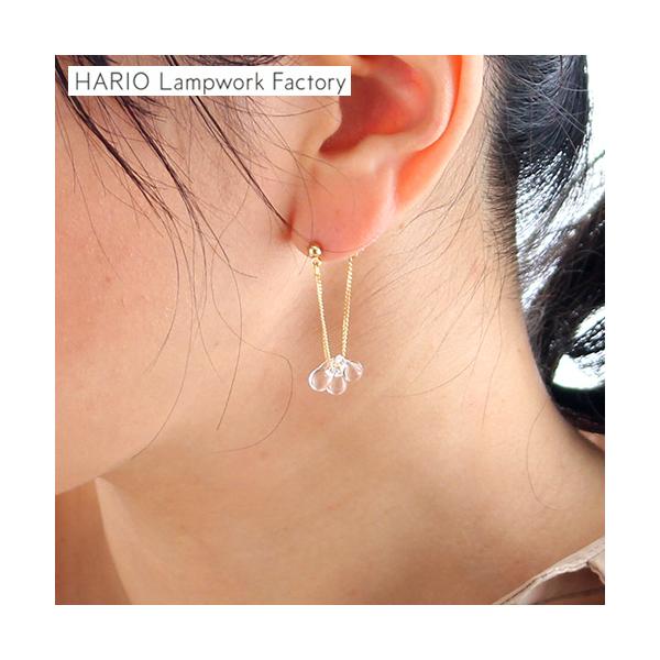 ●老舗耐熱ガラスメーカー「HARIO」の職人がひとつひとつ手作業で作るガラスアクセサリーです。●水滴をモチーフにした「Water Drops」シリーズのピアス「リトルティアーズ」は、3粒の小さな涙のしずくが耳元で煌めく可愛らしいデザインです...