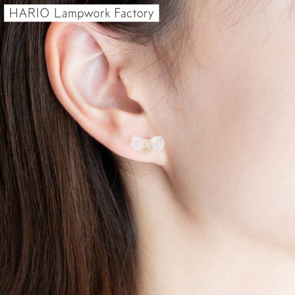 ●老舗耐熱ガラスメーカー「HARIO」の職人がひとつひとつ手作業で作るガラスアクセサリーです。●3つ連なった小さな雪の玉がさりげなくきらめくピアス「トリオ」。細かいガラスの粒が施され、冬の澄んだ空気の中できらきらと輝きを放ちます。●小ぶりで...