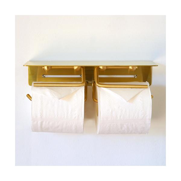 ●スタイリッシュな真鍮製の棚付きトイレットペーパーホルダーです。ダブルタイプなのでペーパーを2個セットすることができます。●上部に棚が付いているので、携帯などを一時置きするのに便利です。●バー状の紙押さえがあるため、ペーパーが切りやすく、高...