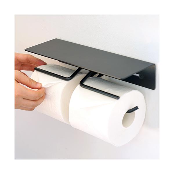 ●スタイリッシュなアイアン製の棚付きトイレットペーパーホルダーです。ダブルタイプなのでペーパーを2個セットすることができます。●上部に棚が付いているので、携帯などを一時置きするのに便利です。●バー状の紙押さえがあるため、ペーパーが切りやすく...