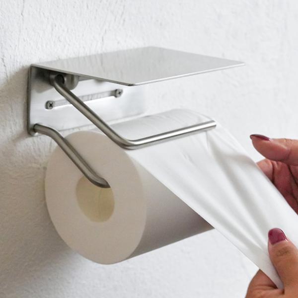 ●スタイリッシュなステンレス製の棚付きトイレットペーパーホルダーです。●上部に棚が付いているので、携帯などを一時置きするのに便利です。●バー状の紙押さえがあるため、ペーパーが切りやすく、高齢の方や小さいお子様でも使いやすい仕様となっています...