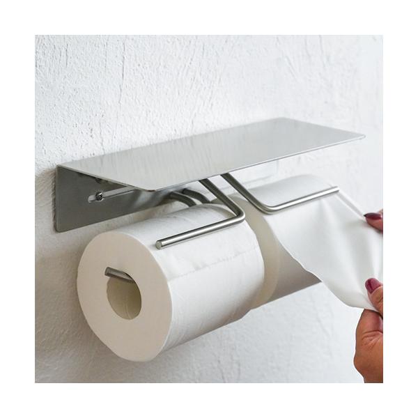 ●スタイリッシュなステンレス製の棚付きトイレットペーパーホルダーです。●上部に棚が付いているので、携帯などを一時置きするのに便利です。●バー状の紙押さえがあるため、ペーパーが切りやすく、高齢の方や小さいお子様でも使いやすい仕様となっています...