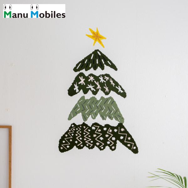 ●Manu Mobiles は、親子で楽しめる日本生まれのモビールです。●東京で活躍するテキスタイルデザイナー・ムラタトモコさんがデザインを手がけた、クリスマスツリーをイメージしたモビール「クリスマスモビール」。●通常のモビールよりも大きめ...