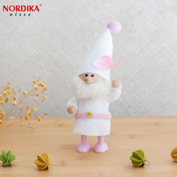 ●【春限定 さくらシリーズのニッセ】淡いピンクと白の衣装が可愛らしい、春限定のノルディカニッセ。桜の季節にぴったりのデザインです。●【桜を見上げるサンタさん】空を見上げるようなポーズが印象的なサンタさんです。●【帽子に桜の花びら】とんがり帽...