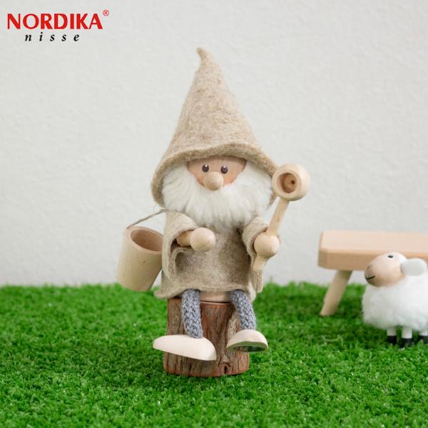 ●人気のノルディカニッセから、一年中飾って楽しめるサウナがテーマのニッセが登場。●サウナポンチョを着て、ひしゃくやバケツ、白樺のヴィヒタを持ったデザインは、まるで北欧のサウナから抜け出してきたかのよう。●ロウリュに欠かせないひしゃくとバケツ...