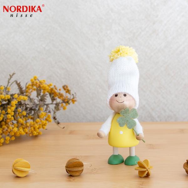 ●【春限定 スプリングシリーズのニッセ】明るい黄色の衣装が可愛らしい、春限定のノルディカニッセ。●【クローバーを持った男の子】手にしているのは幸運の象徴とされる四つ葉のクローバー。空を見上げるようなポーズが印象的です。●【春の贈り物にも】卒...