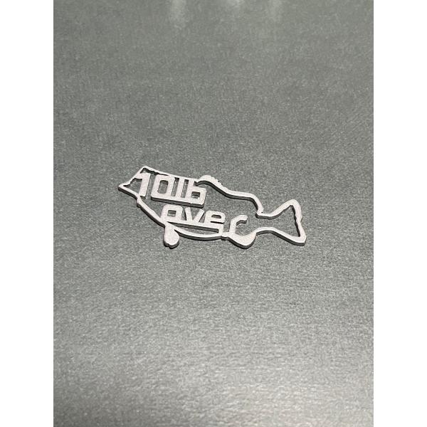 素材SUS３０４（トップ）サイズ　約縦50mm　約横20mm　約厚１．５mmバス型に１０lb overとても繊細に作り上げました。こちらは他のバス型とは違い板厚が１．５mmでとても薄く作り上げてます。厚みと字体が違ってます。大漁祈願済みです...