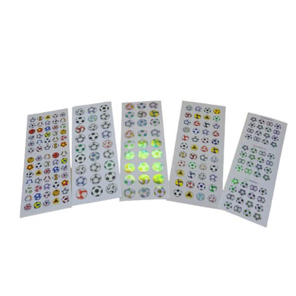 〜商品仕様〜種類は選択してください。サッカーボールのシール　１枚対象年齢：６歳以上（６歳未満のお子様に与えないでください）〜商品説明〜可愛いサッカーボールのシールです。たくさんのサッカーボールをワンポイントで小物に張り付けてちゃおう！お気に...
