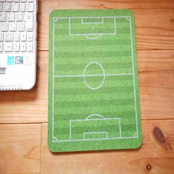 〜商品仕様〜サイズ　約２０センチ×約２４センチサッカーコート柄　１枚ゴムのような弾力があり、厚みがあるマウスパット〜商品説明〜サッカーコート柄のマウスパット。思わずサッカーがやりたくなったりするくらいリアルなデザインになっています。サッカー...