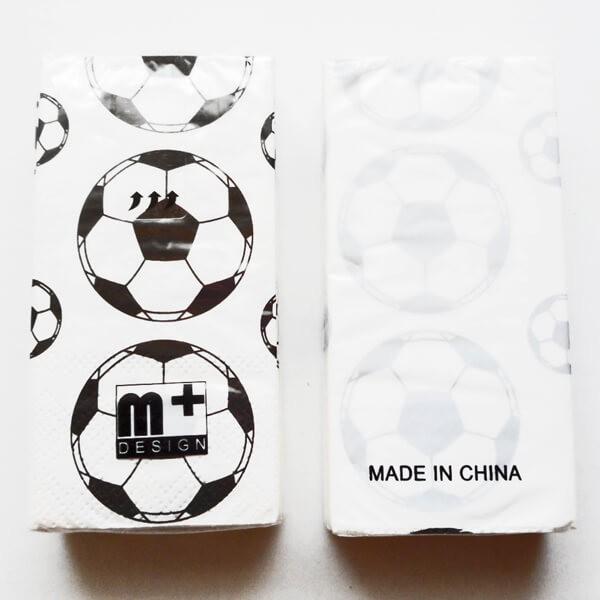 〜商品仕様〜サイズ　約２０．５センチ×約２０．５センチ紙ナプキン　１０枚入り〜商品説明〜レアなサッカーボール柄の紙ナプキンです。シンプルにサッカーボールをたくさんプリントしています。広げたときに、サッカーボールの多さが好印象。使った後に再利...