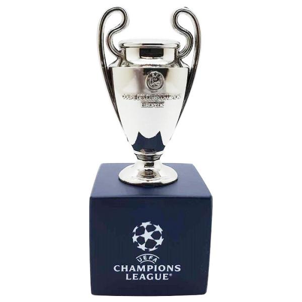 UEFAチャンピオンズリーグ優勝トロフィー、通称“ビッグイヤー”を忠実に再現したレプリカトロフィー。  台座付きでインテリアグッズや記念コレクションとしてもオススメ！  ※国内未発売商品  ■サイズ：75x30x30mm（トロフィー本体は4...