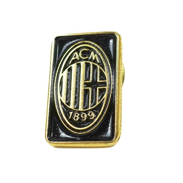 ACミランのオフィシャルピンバッジ。ゴールドとブラックのコンビネーションが大人っぽい雰囲気。キャップやバッグなど、色々なモノにつけてカスタマイズをお楽しみ下さい。※日本未発売商品■サイズ：約 1×1.5cm■カラー：ゴールド×ブラック■素材...