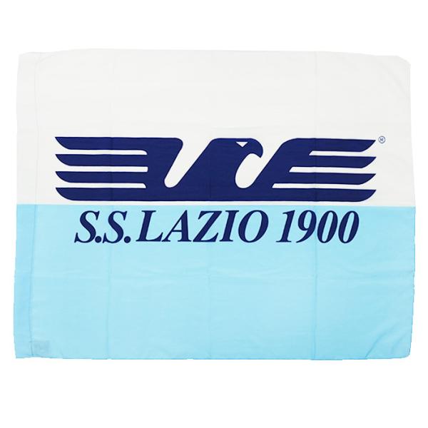 ラツィオのオフィシャル フラッグ。お部屋に飾れば、本場の雰囲気満点なサポータールームに♪※日本未発売商品■サイズ：70×100.0cm■素材：ポリエステル※モニターの発色具合によって実際のものと異なる場合があります。
