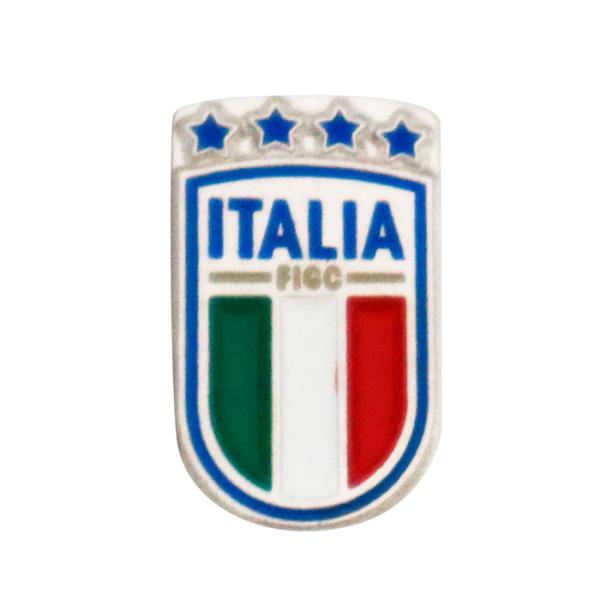 イタリア代表のオフィシャルピンバッジ。定番のエンブレム型。キャップやバッグなど、色々なモノにつけてカスタマイズをお楽しみ下さい。■素材：メタル※モニターの発色具合によって実際のものと異なる場合があります。