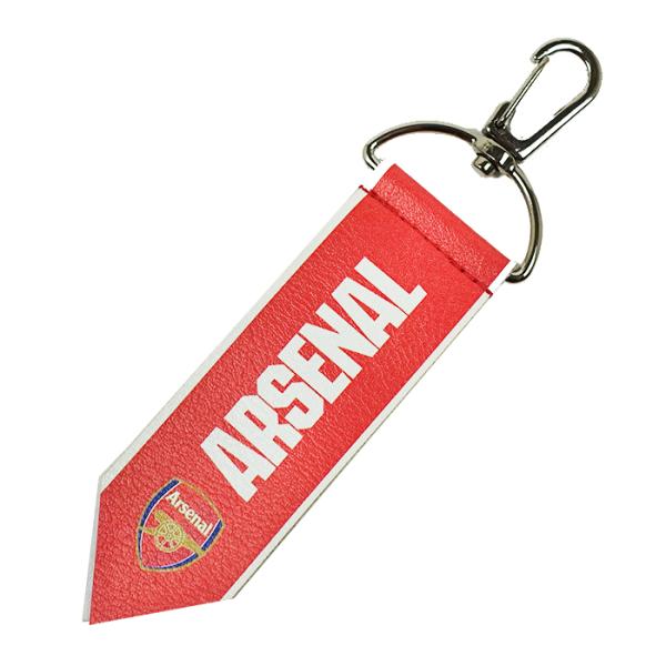 アーセナルのペナント風キーホルダー。クラブカラーで彩られたペナント部分は柔らかな質感のPUレザー製。表面には『ARSENAL』ロゴとクラブエンブレムを。裏面にはクラブの愛称でもある『GUNNERS』と大砲ロゴを、それぞれプリント。※国内ライ...