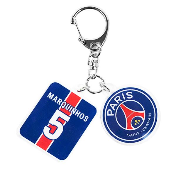パリ・サンジェルマンのアクリルキーホルダー。ユニフォームライクなデザインとエンブレムの2連チャーム。No.5 マルキーニョスのデザイン。※国内ライセンス商品■サイズ：4.0×4.0cm（ネーム＆ナンバー部）/3.0×3.0cm（エンブレム部...
