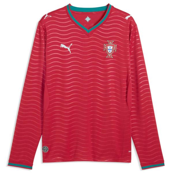ポルトガル代表 2026 ホーム ユニフォーム。■商品仕様・ボディ全体に入る「波」をイメージしたパターンは、ポルトガルと海との深い繋がりを表現し、そのエネルギーをピッチに伝える象徴的なデザイン。・ポルトガルカラーであるレッドをベースに、襟と...